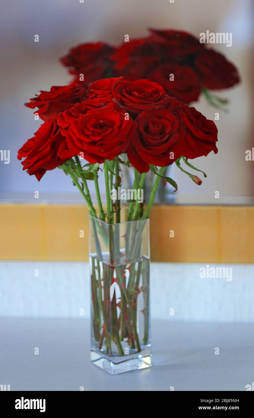 Vase white roses mirror hi-res stock photography and images - Alamy
