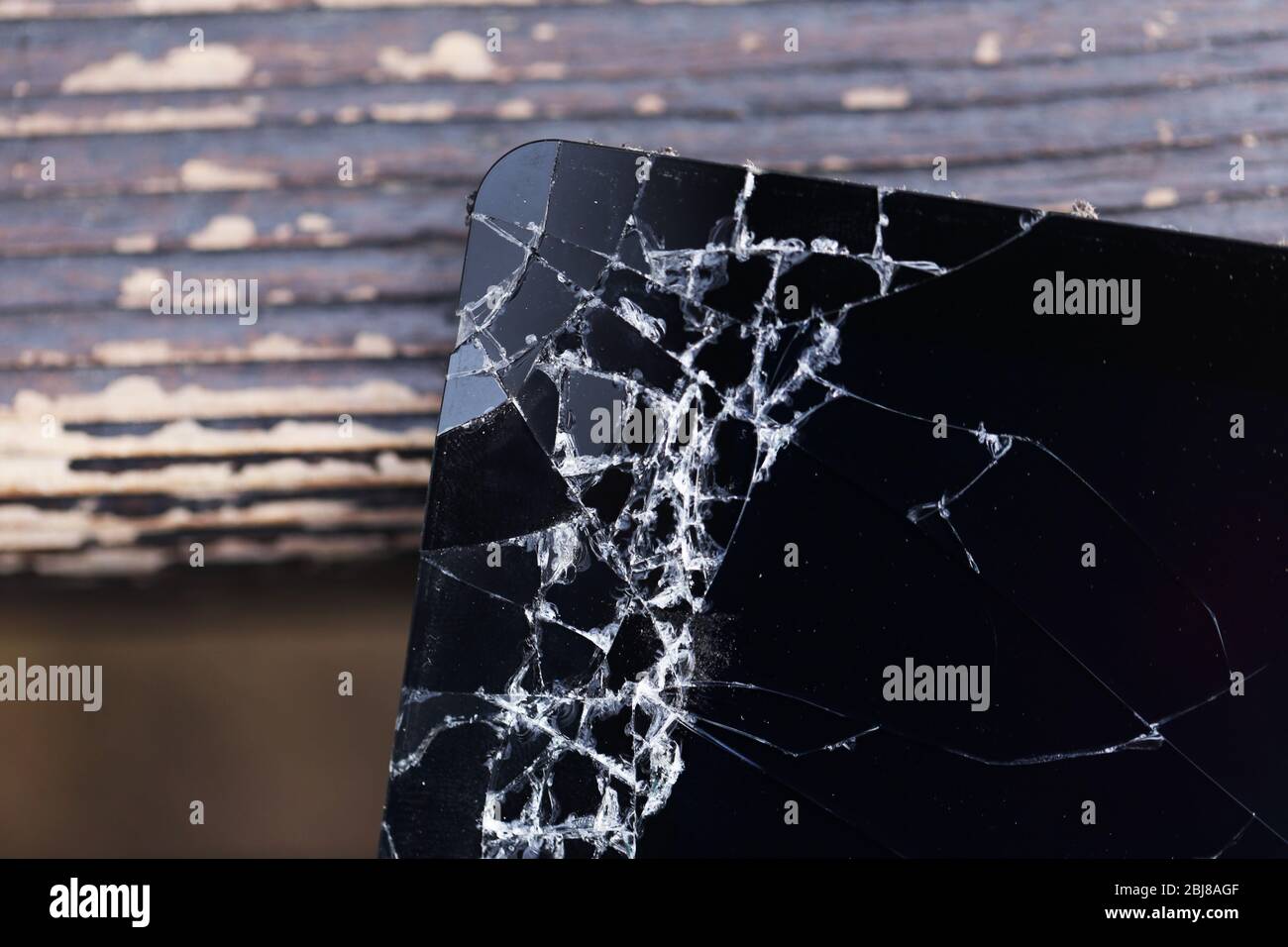 Broken tablet with cracked screen on wooden bench Stock Photo - Alamy