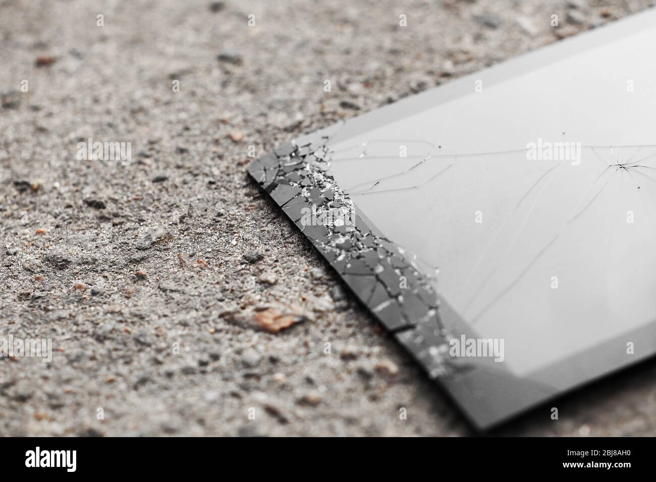 Broken tablet with cracked screen on the pavement Stock Photo - Alamy