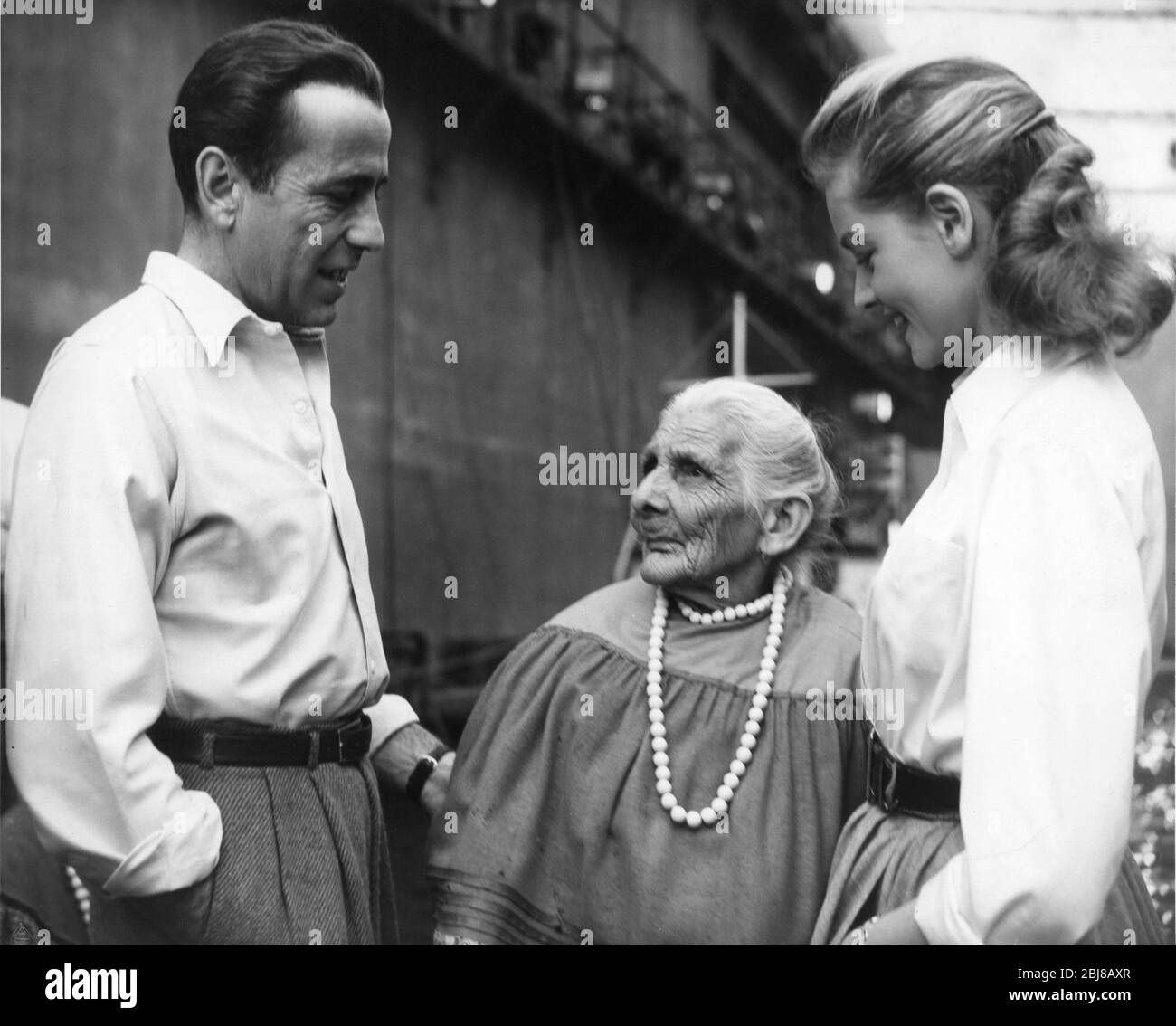 HUMPHREY BOGART and LAUREN BACALL on set candid with FELIPA GOMEZ ...