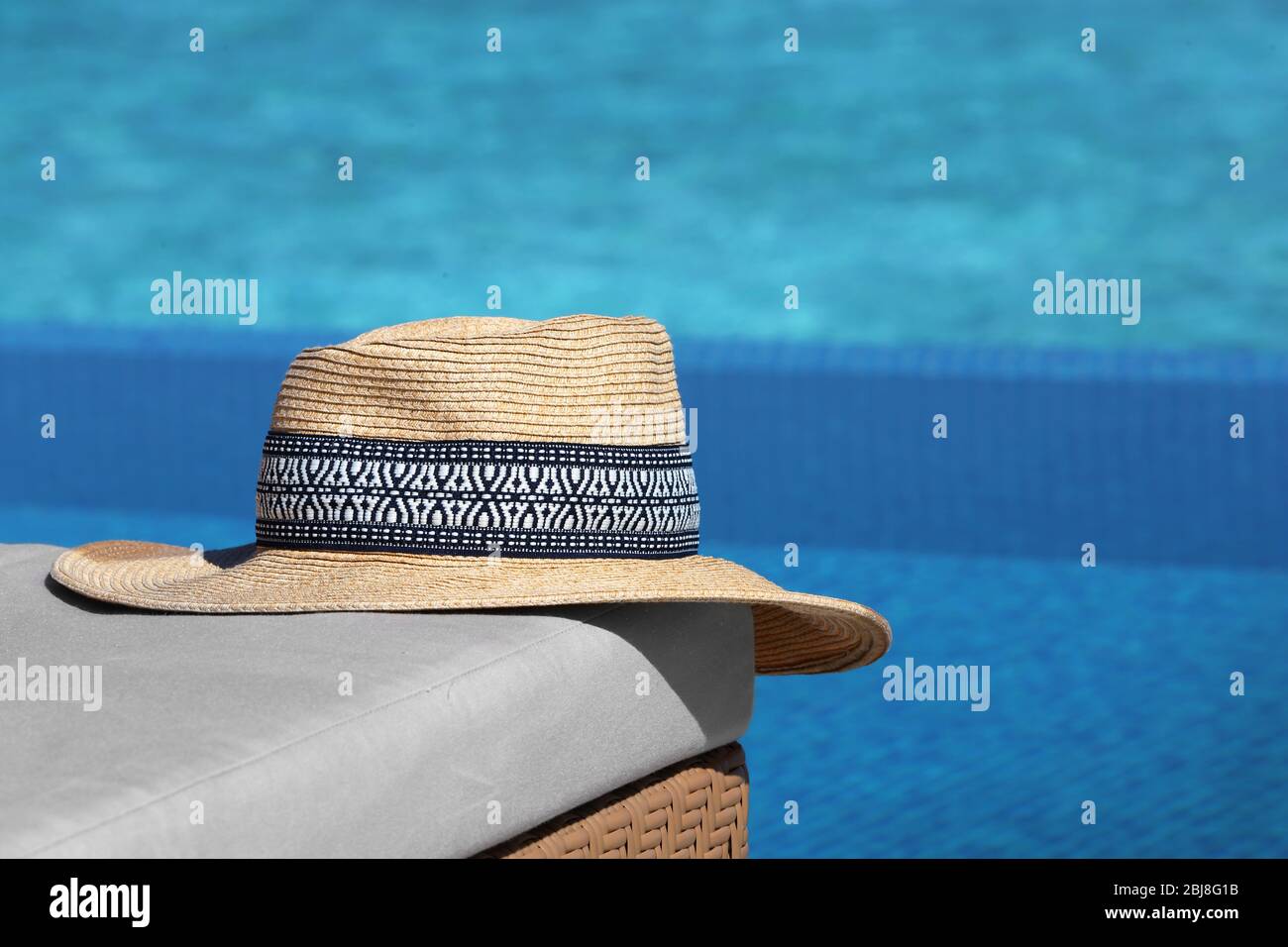 Hat by the pool and the ocean with clear water Stock Photo - Alamy