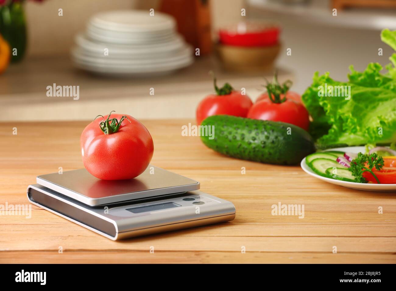 Tomato on weighing scale hi-res stock photography and images - Alamy