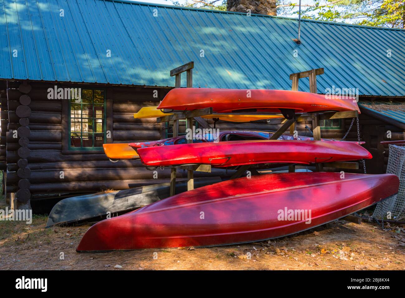 Canoe log cabin hi-res stock photography and images - Alamy