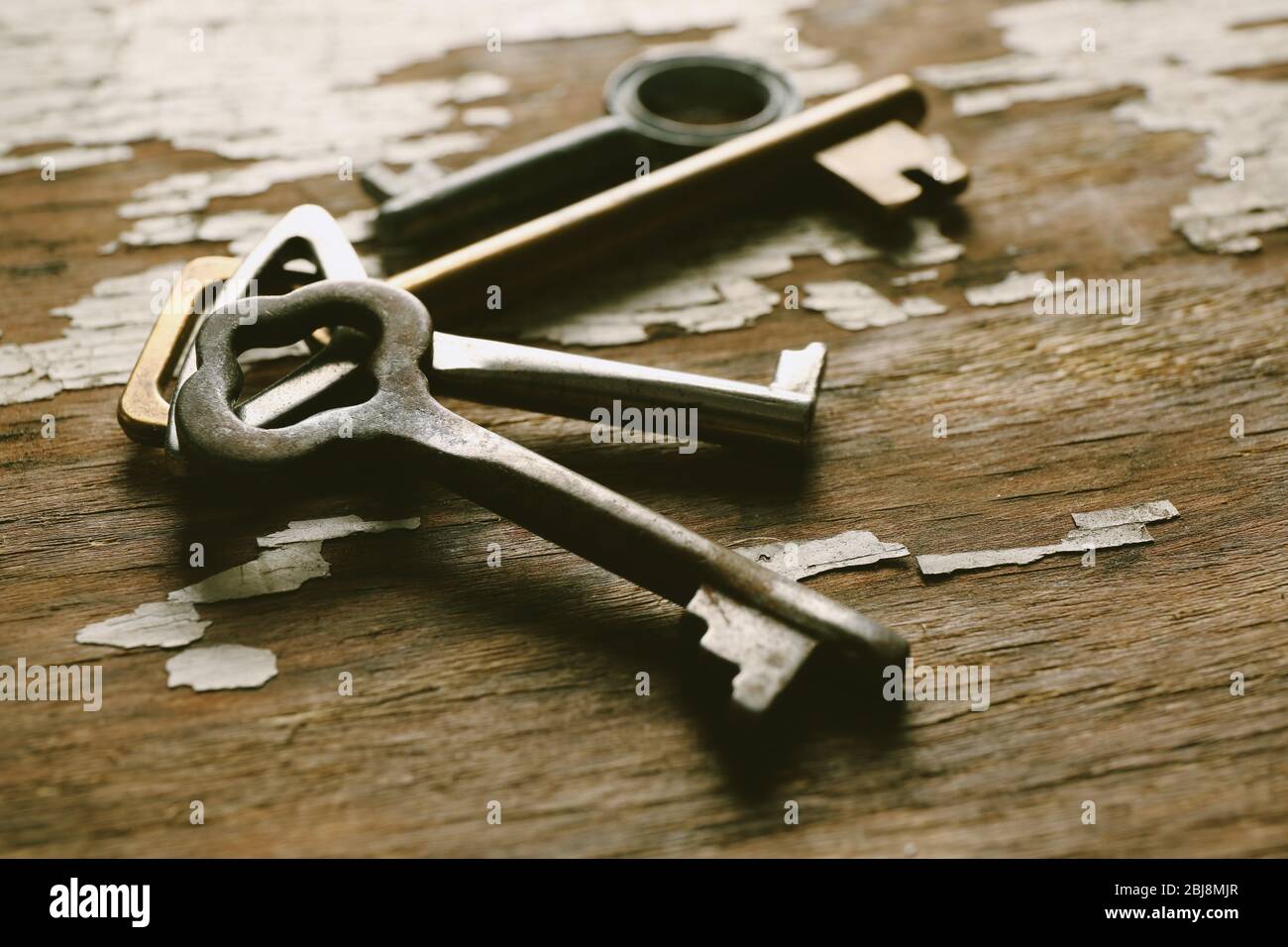 Four keys on old crack background, close up Stock Photo - Alamy