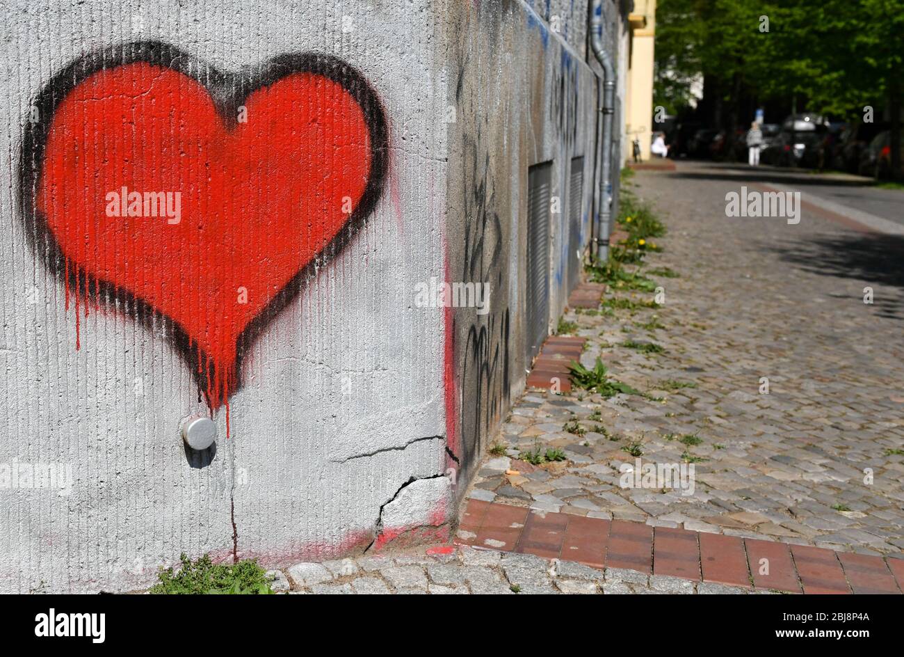 Berlin, Germany. 27th Apr, 2020. A big red heart is sprayed on a wall ...
