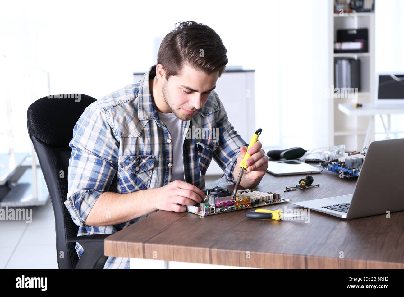 Man fixing electronic circuits in service center Stock Photo - Alamy