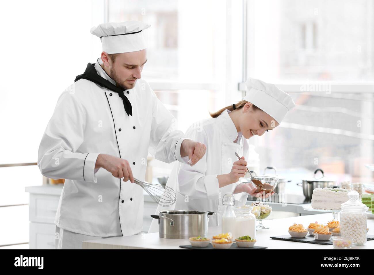 Pastry chefs working together hi-res stock photography and images - Alamy