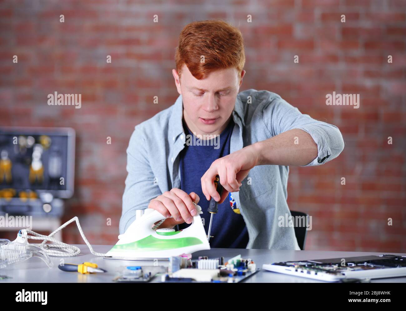Man fixing computer interior hi-res stock photography and images - Alamy