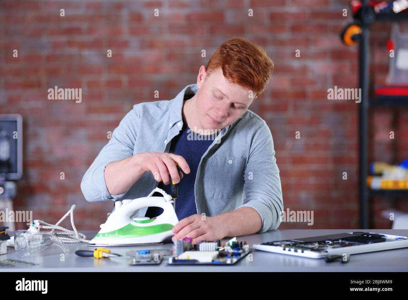 Man fixing computer interior hi-res stock photography and images - Alamy