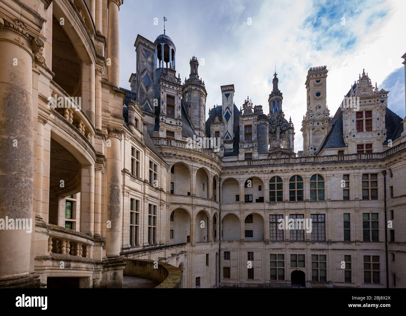 French chateau window hi-res stock photography and images - Alamy