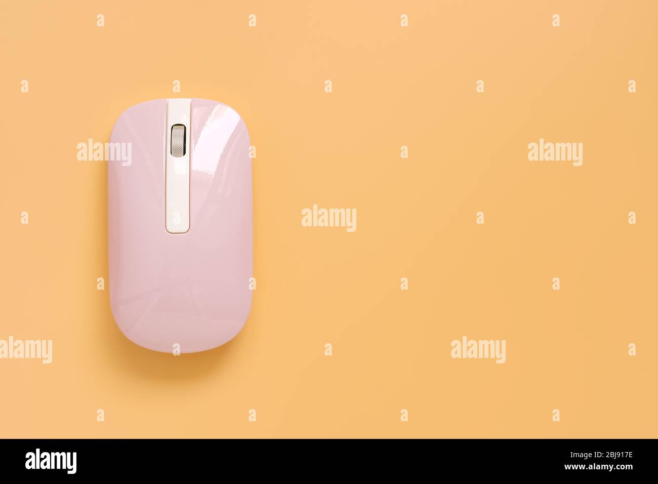 Pink computer mouse hi-res stock photography and images - Alamy
