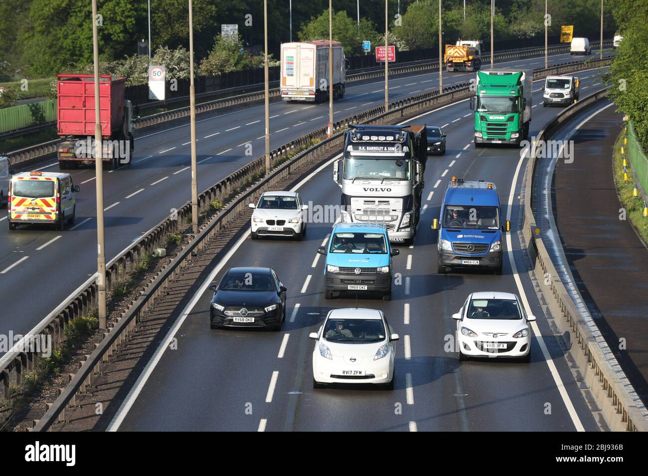 Traffic on the M4 motorway (right hand lane is inbound towards London ...