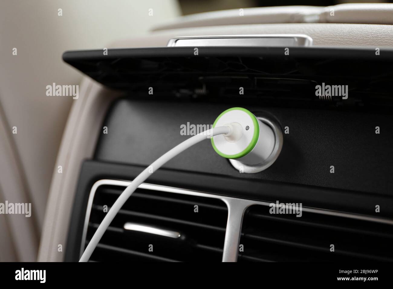 Power cord connected electric car hi-res stock photography and images ...