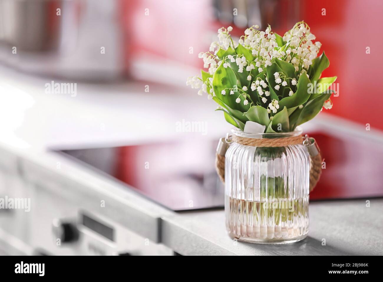Kitchen lily flowers vase hi-res stock photography and images - Alamy