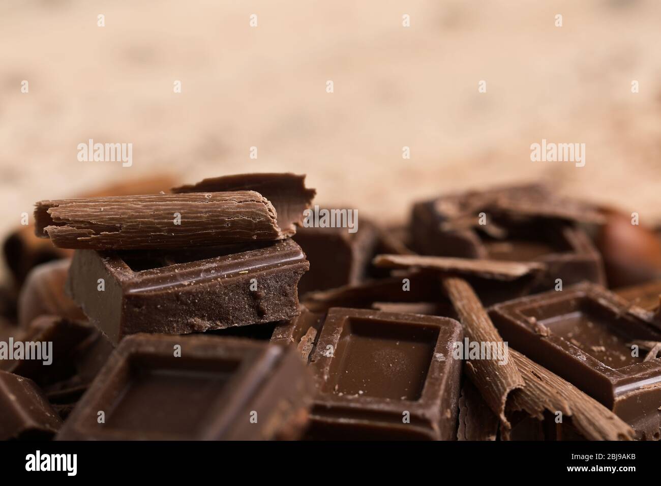 Chopped chocolate pieces, close up Stock Photo - Alamy