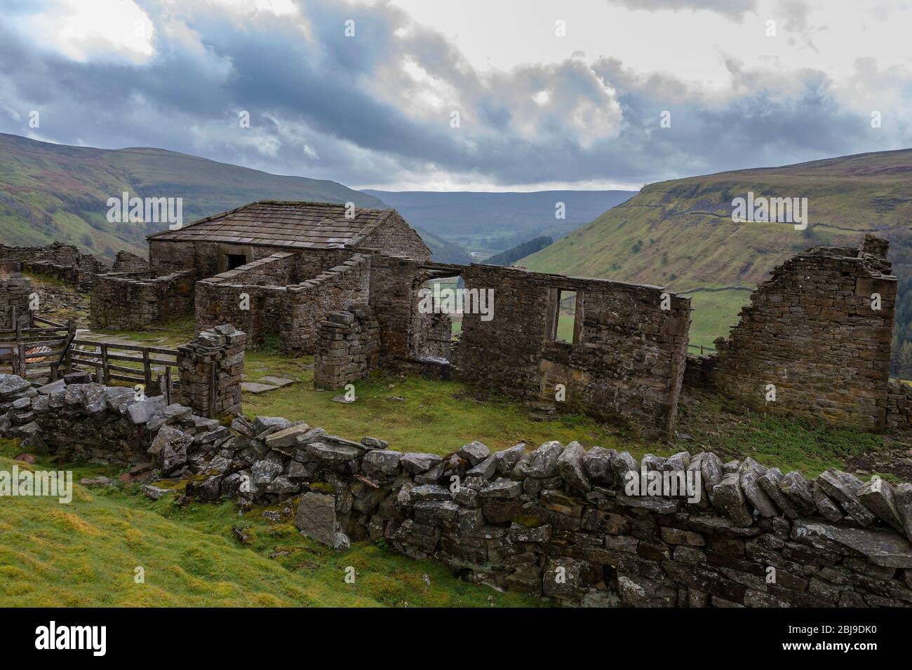 Crackpot hall near keld swaledale hi-res stock photography and images ...