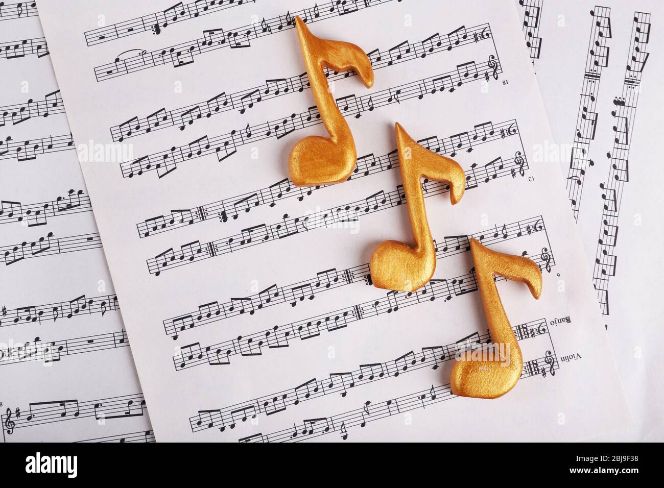 Golden music note sign hi-res stock photography and images - Alamy