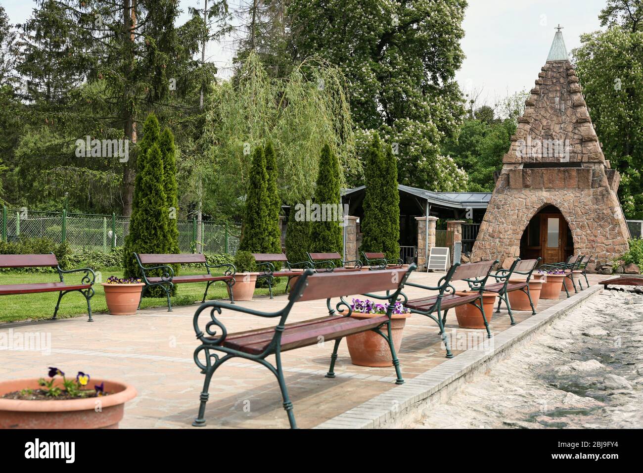 Path to building with benches in park Stock Photo - Alamy