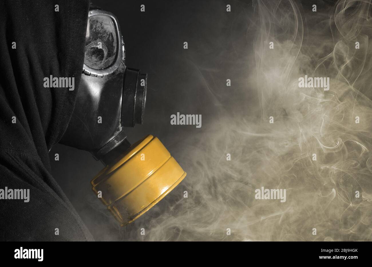 Man in a gas mask in the smoke, poisonous yellow smoke Stock Photo - Alamy