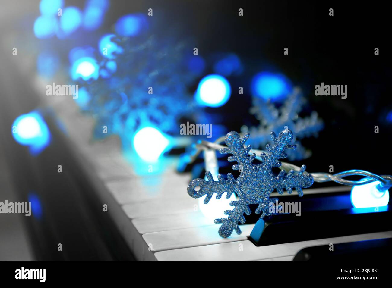 Piano keys snow hi-res stock photography and images - Alamy