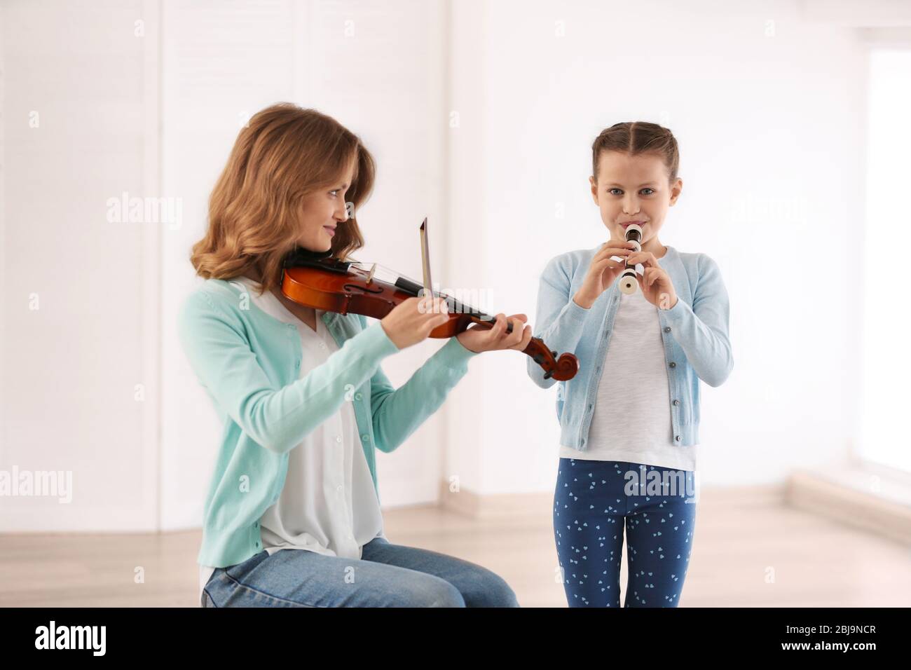 Two girls playing violin hi-res stock photography and images - Alamy