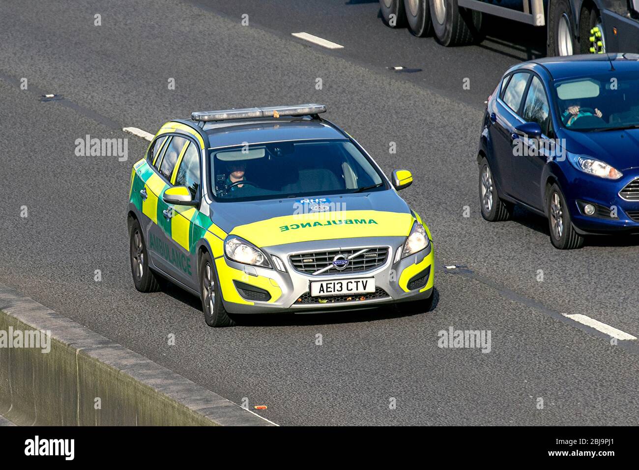 NHS ambulance: UK Vehicular traffic, transport, 999 emergency vehicles ...