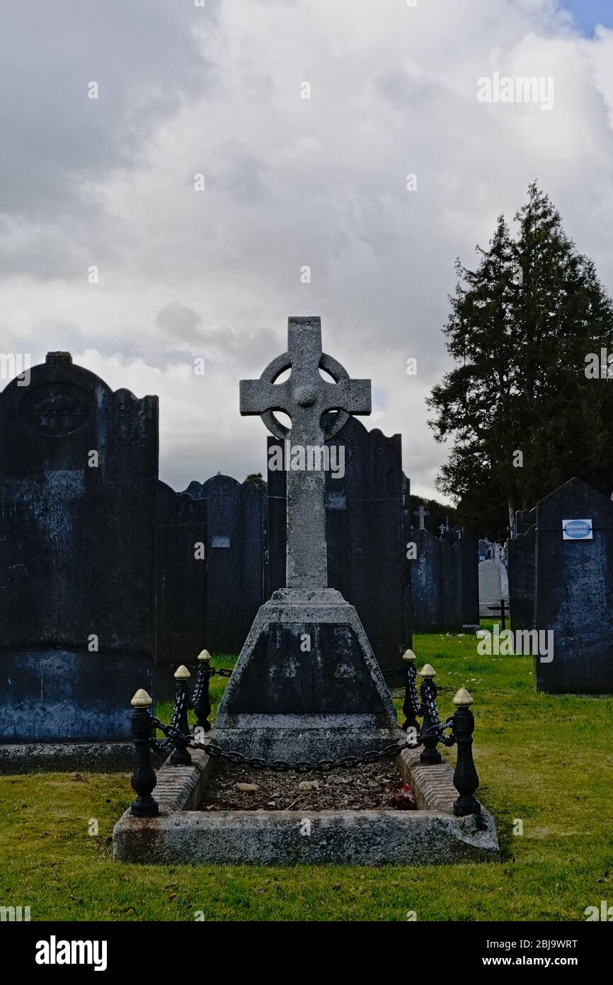 historic grave monument with celtic cross in Glasnevin cemetery, Dublin ...
