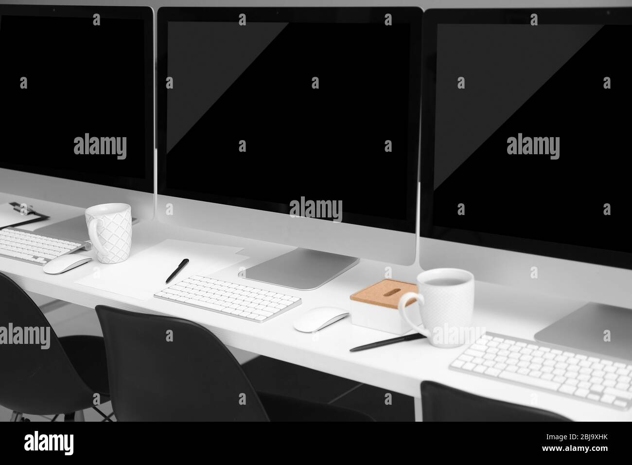 Row of computers classroom hi-res stock photography and images - Alamy