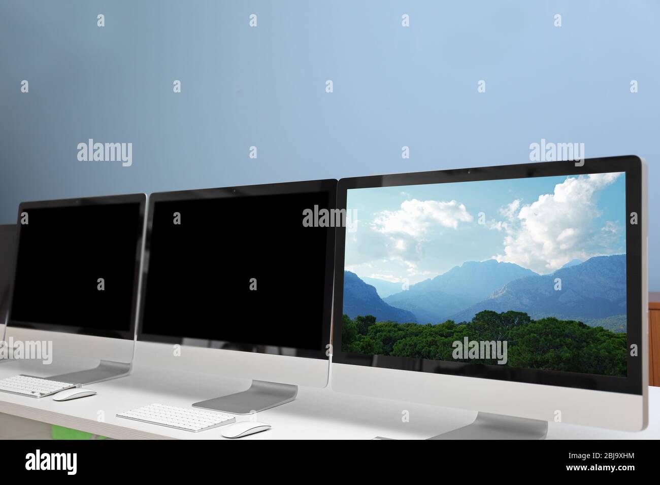 Row of computers hi-res stock photography and images - Alamy