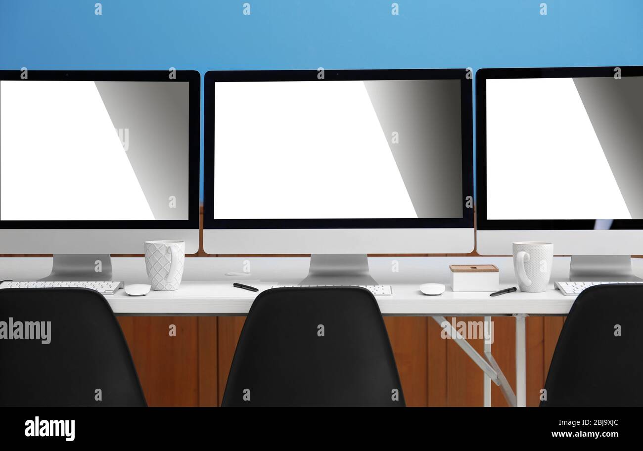 Row of computers hi-res stock photography and images - Alamy