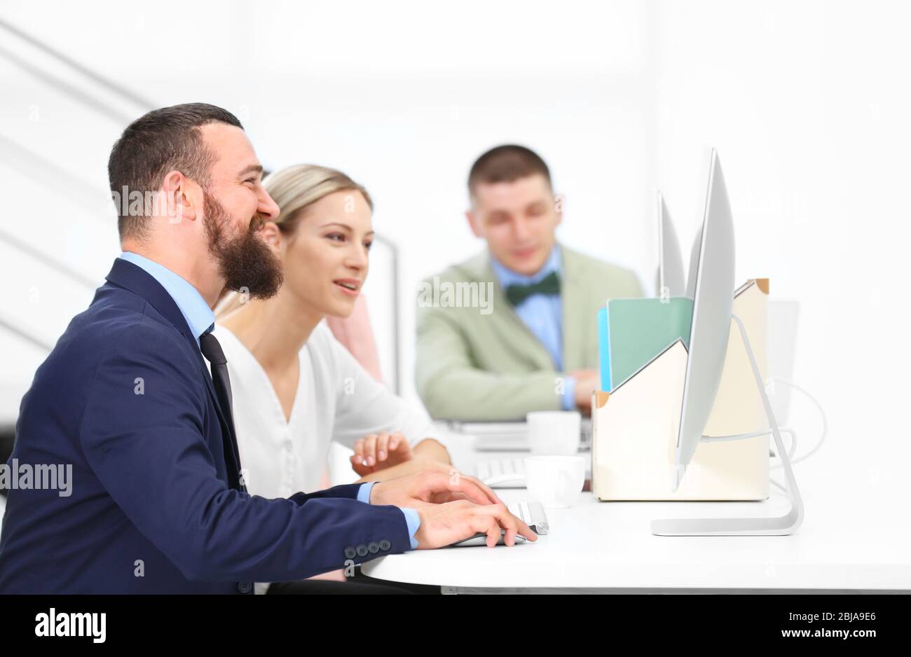 People working on computers hi-res stock photography and images - Alamy