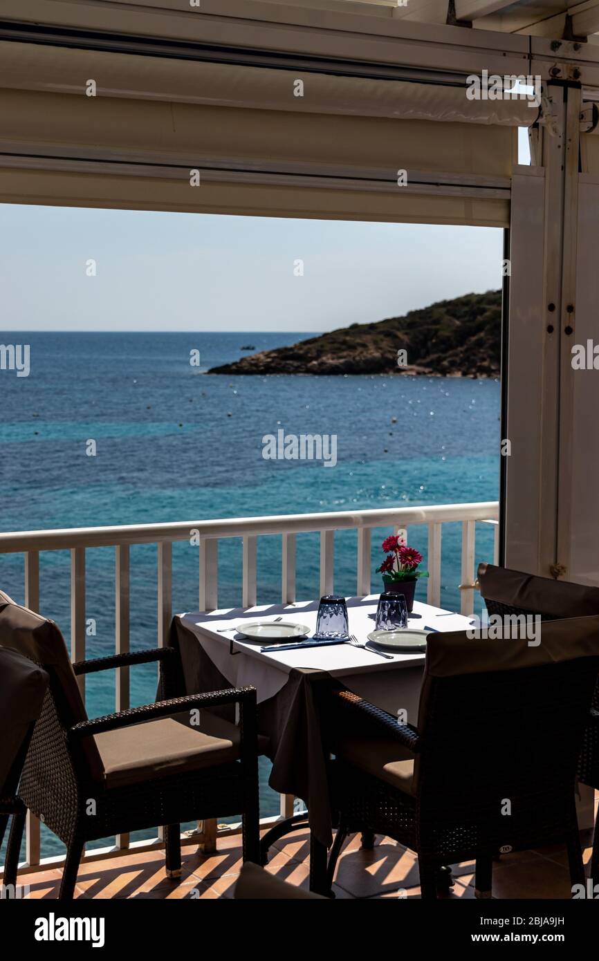 Dinner table overlooking ocean hi-res stock photography and images - Alamy