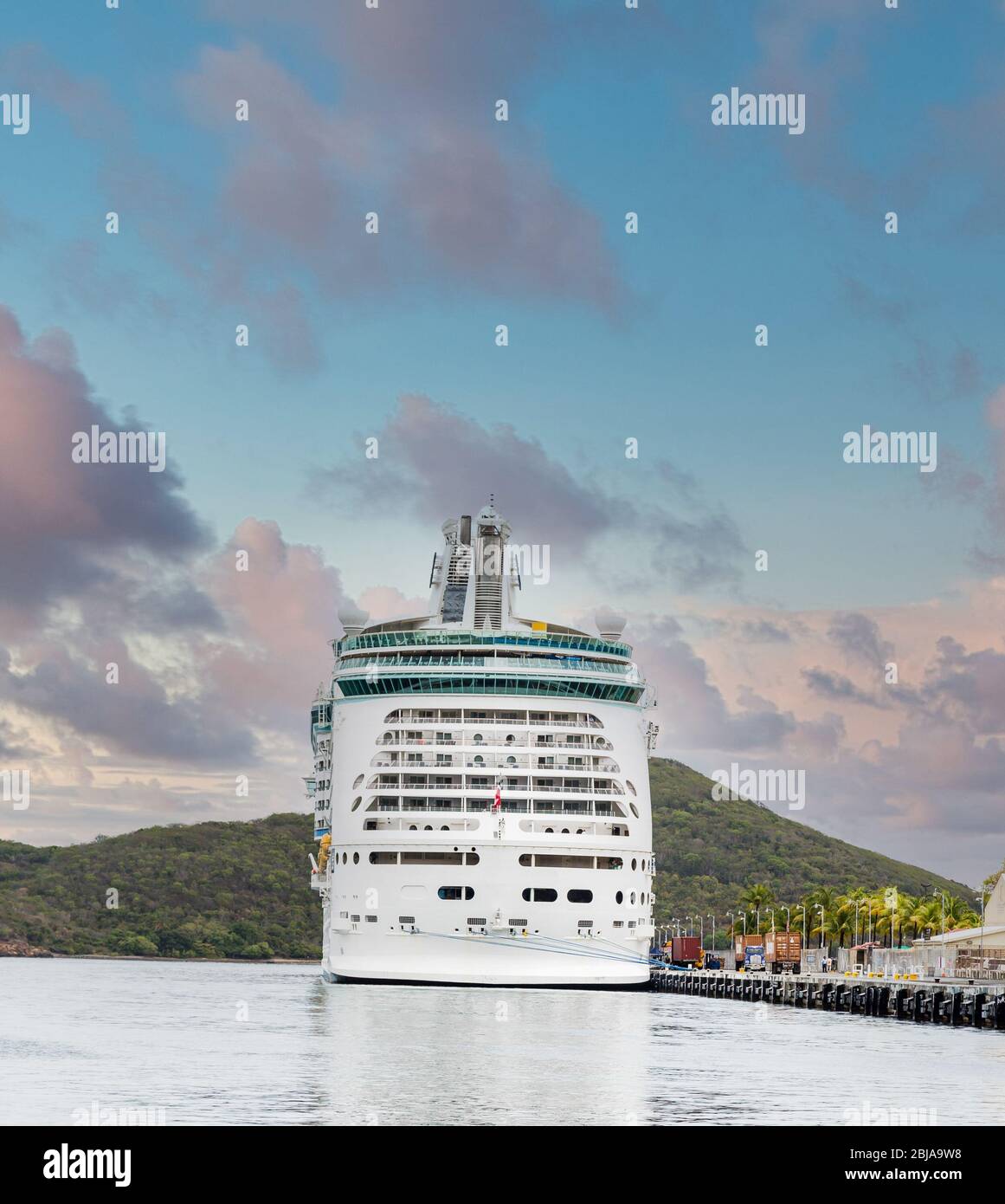 Beautiful white luxury cruise hi-res stock photography and images - Alamy