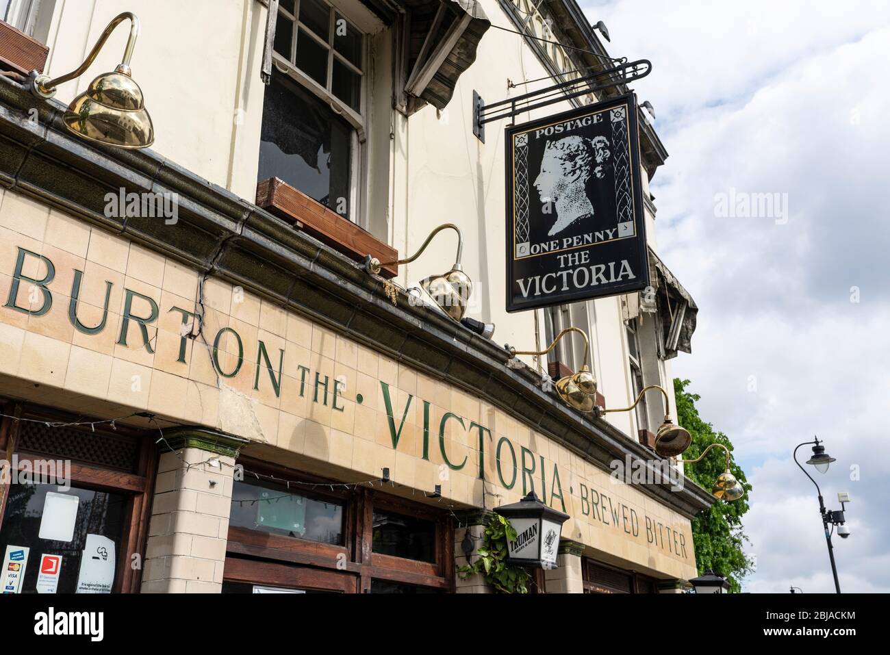 Shuttered pub hi-res stock photography and images - Alamy