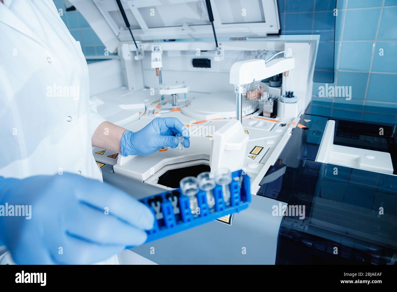 Lab sample robot hi-res stock photography and images - Alamy