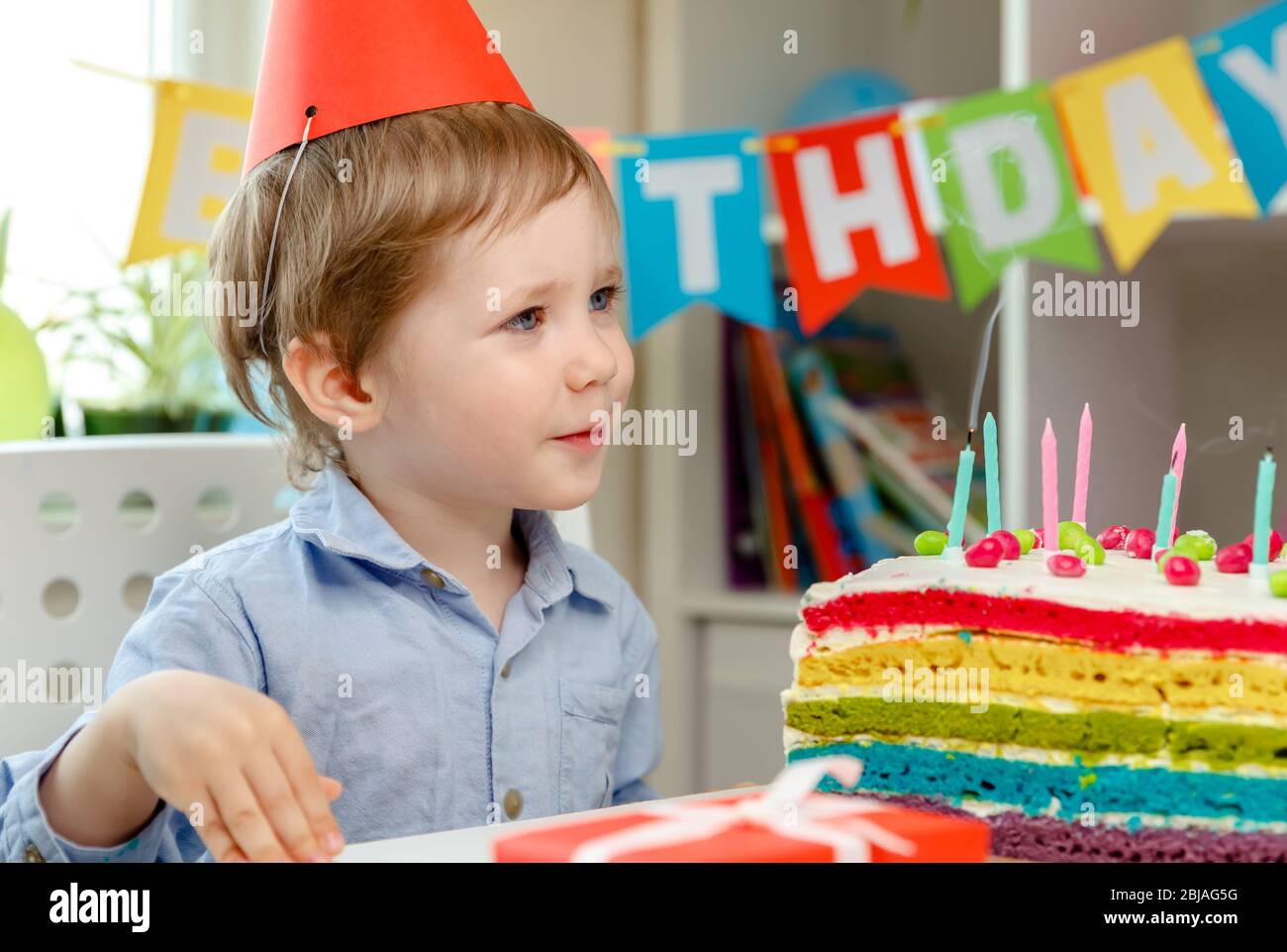 Happy kids eating birthday cake hi-res stock photography and images - Alamy