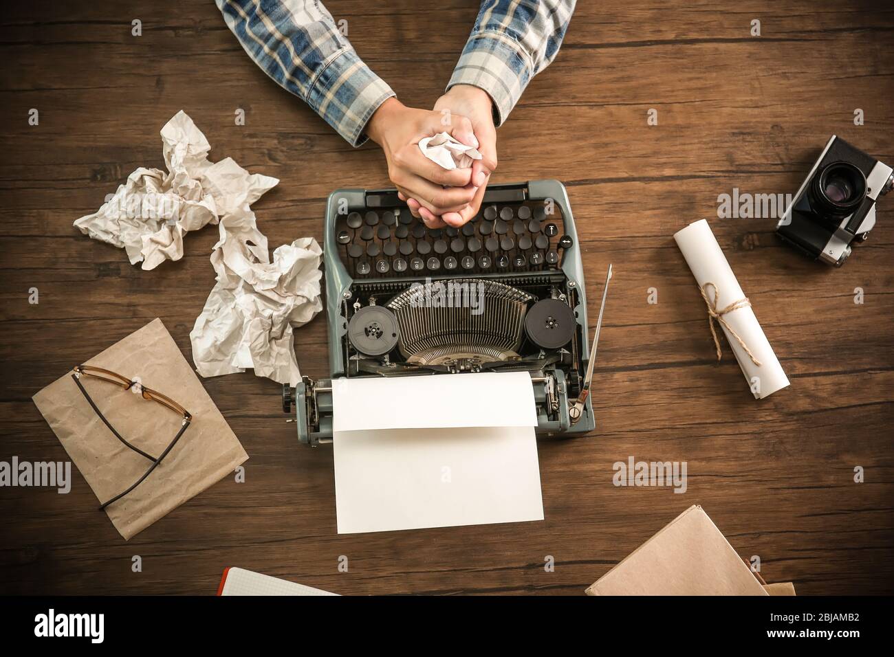 Reporter typing hi-res stock photography and images - Alamy