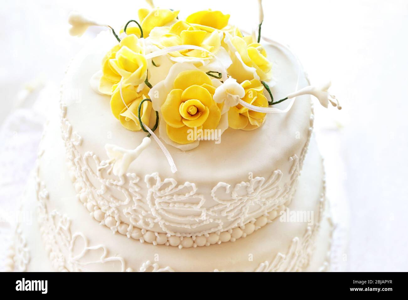 Wedding cake decorated with roses hi-res stock photography and images ...