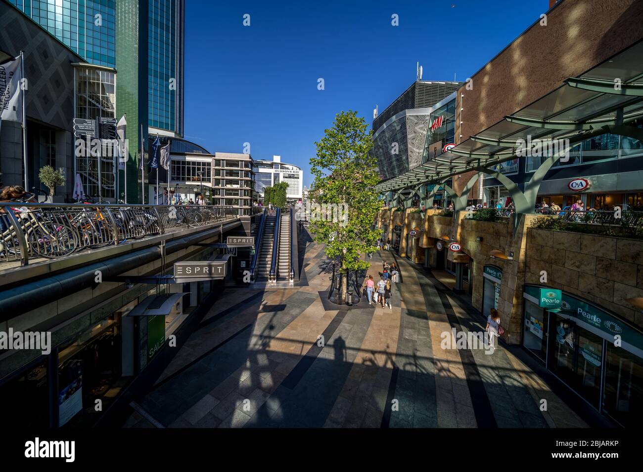 Trafficlights and billboards downtown of Rotterdam, people walking in ...