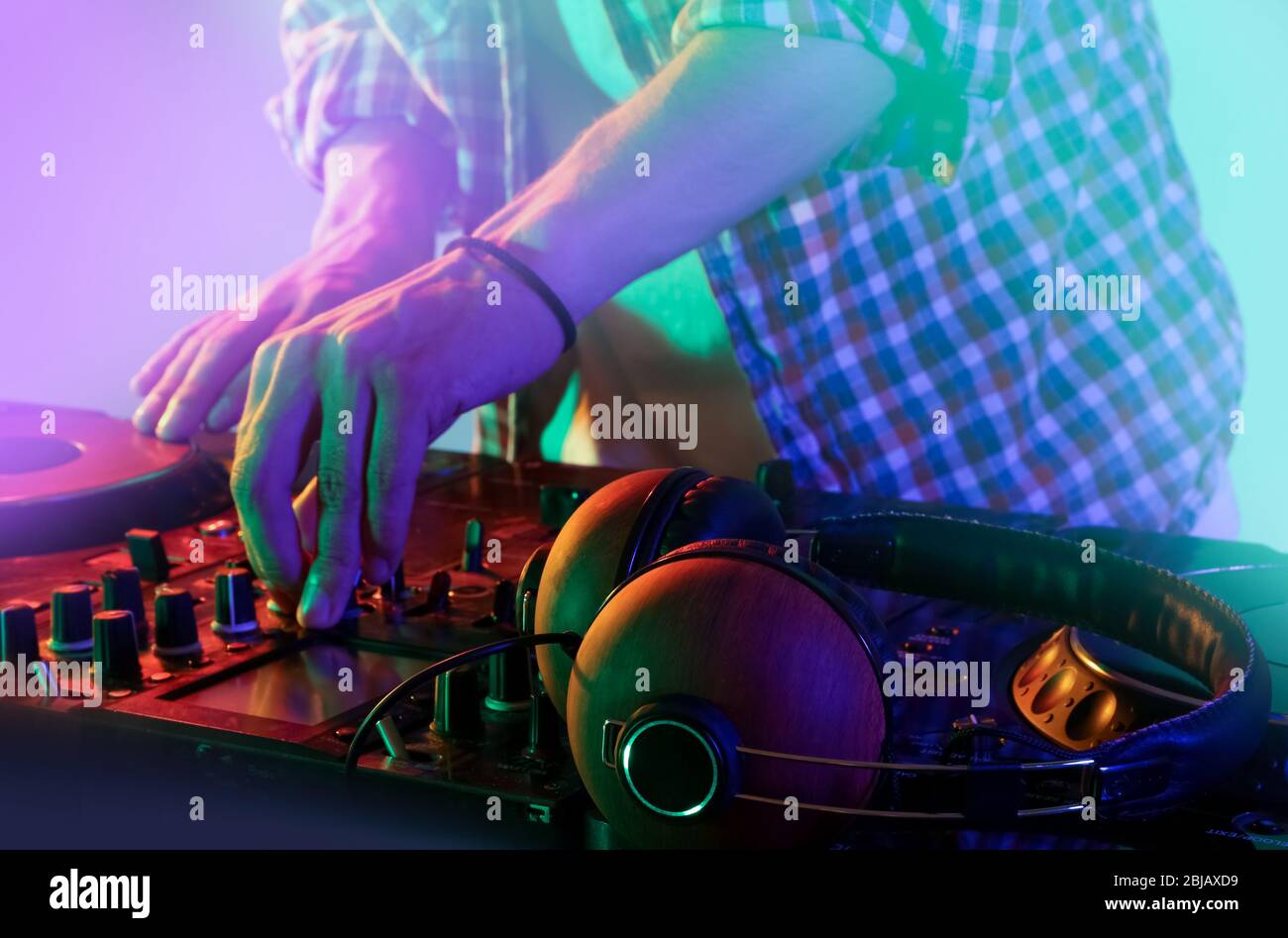 Male hands disk jockey mixing hi-res stock photography and images - Alamy