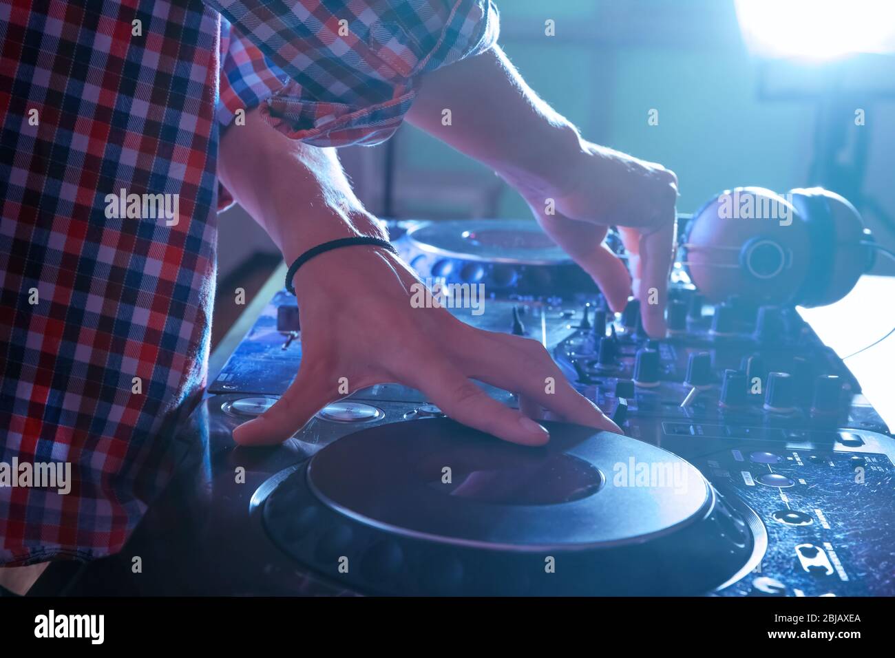 Male hands disk jockey mixing hi-res stock photography and images - Alamy