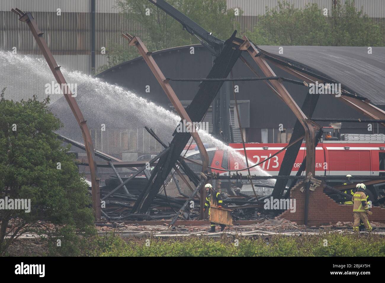 Bremen, Germany. 29th Apr, 2020. The fire department extinguishes a ...