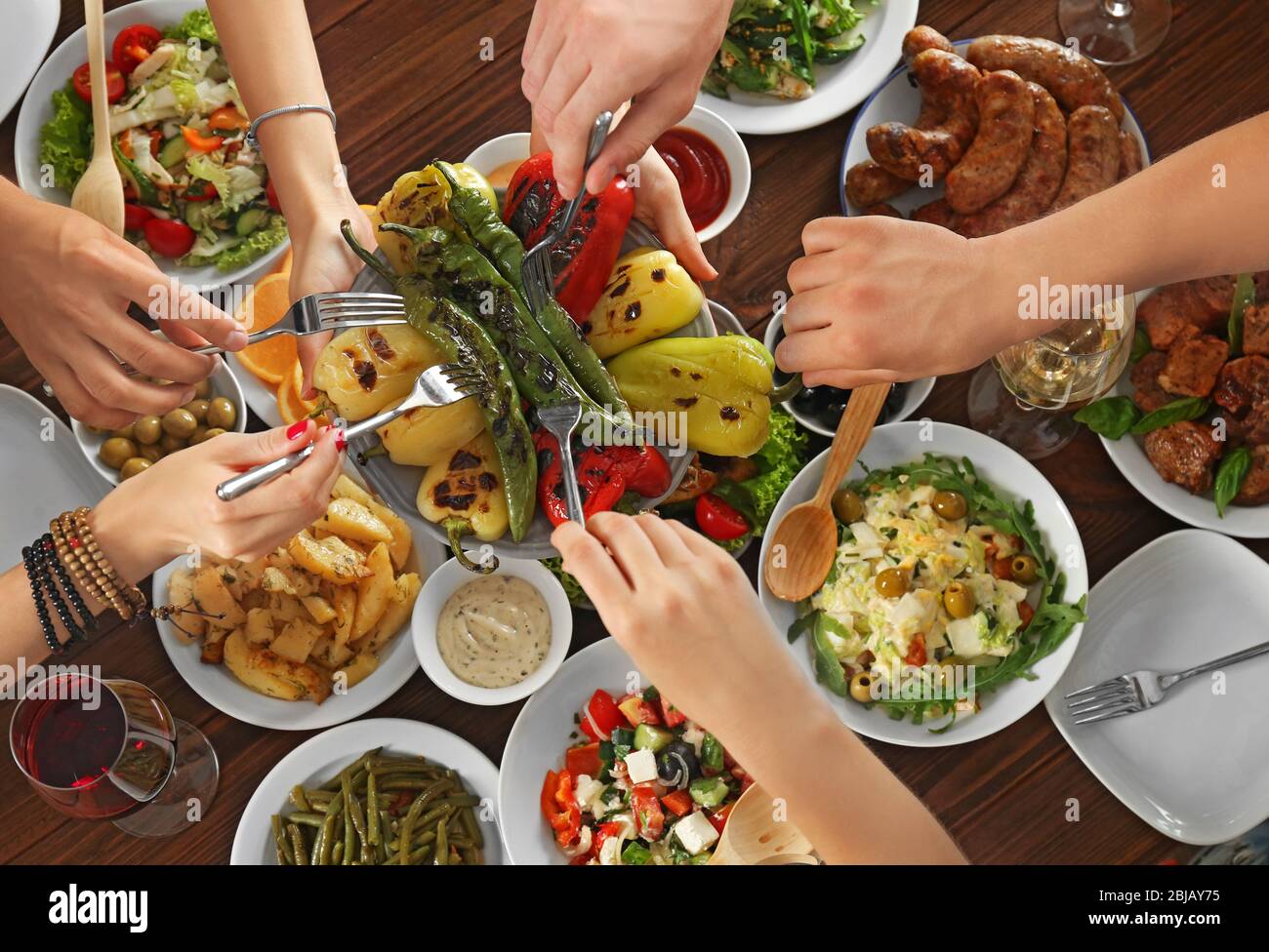 Passing plate restaurant hi-res stock photography and images - Alamy