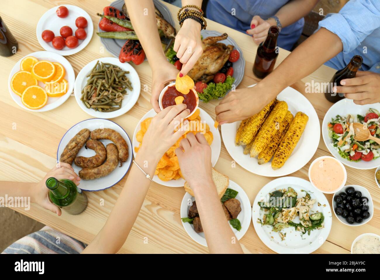 Friends passing food meal hi-res stock photography and images - Alamy
