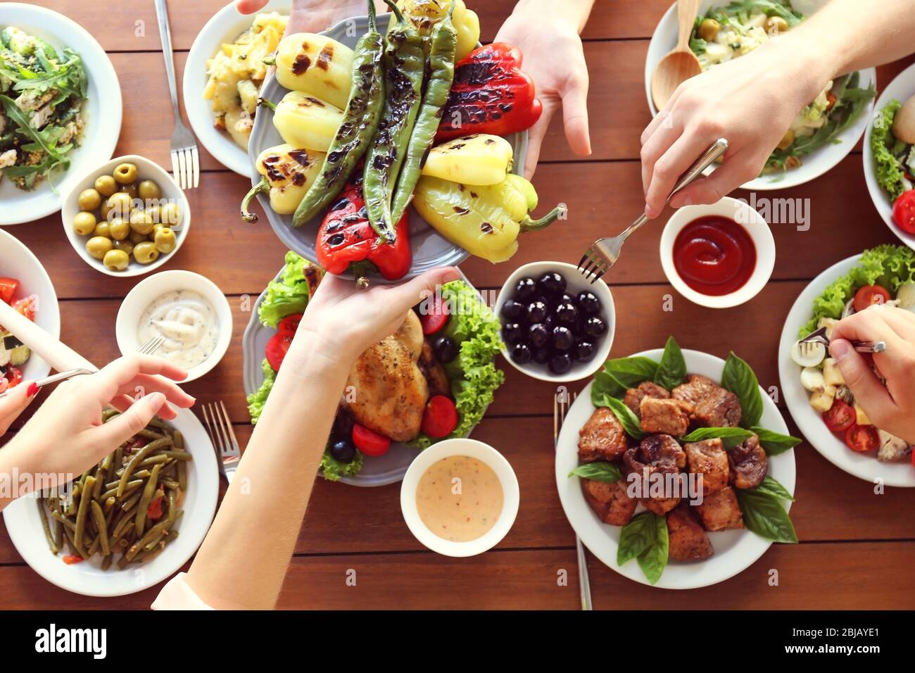Passing plate restaurant hi-res stock photography and images - Alamy
