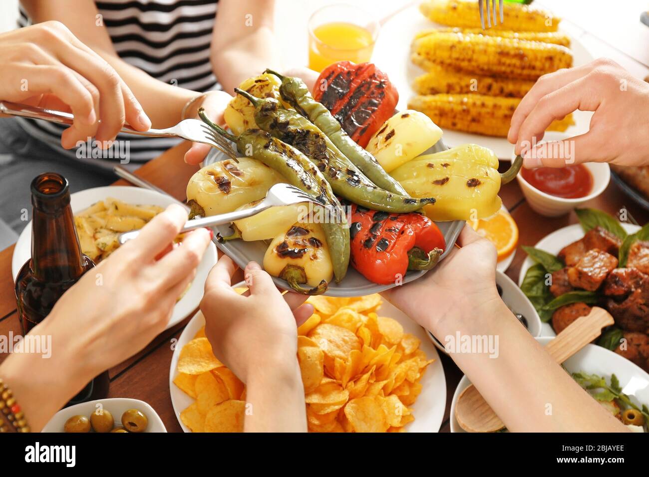 Passing plate restaurant hi-res stock photography and images - Alamy