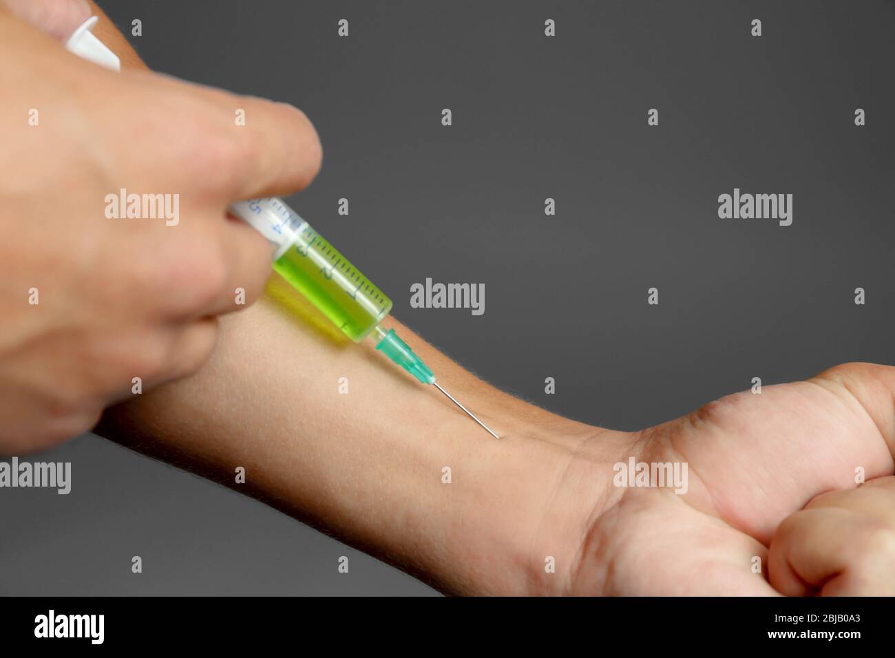 Man injecting himself syringe hi-res stock photography and images - Alamy
