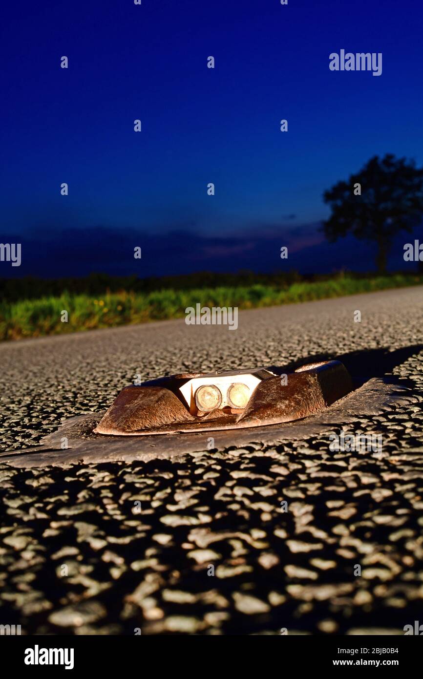 Headlights reflection on road hi-res stock photography and images - Alamy