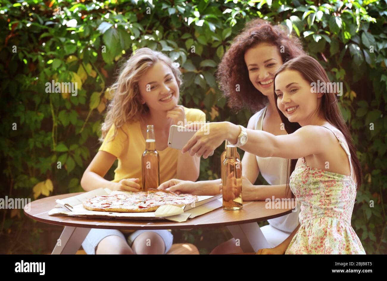 Three women take selfie hi-res stock photography and images - Alamy