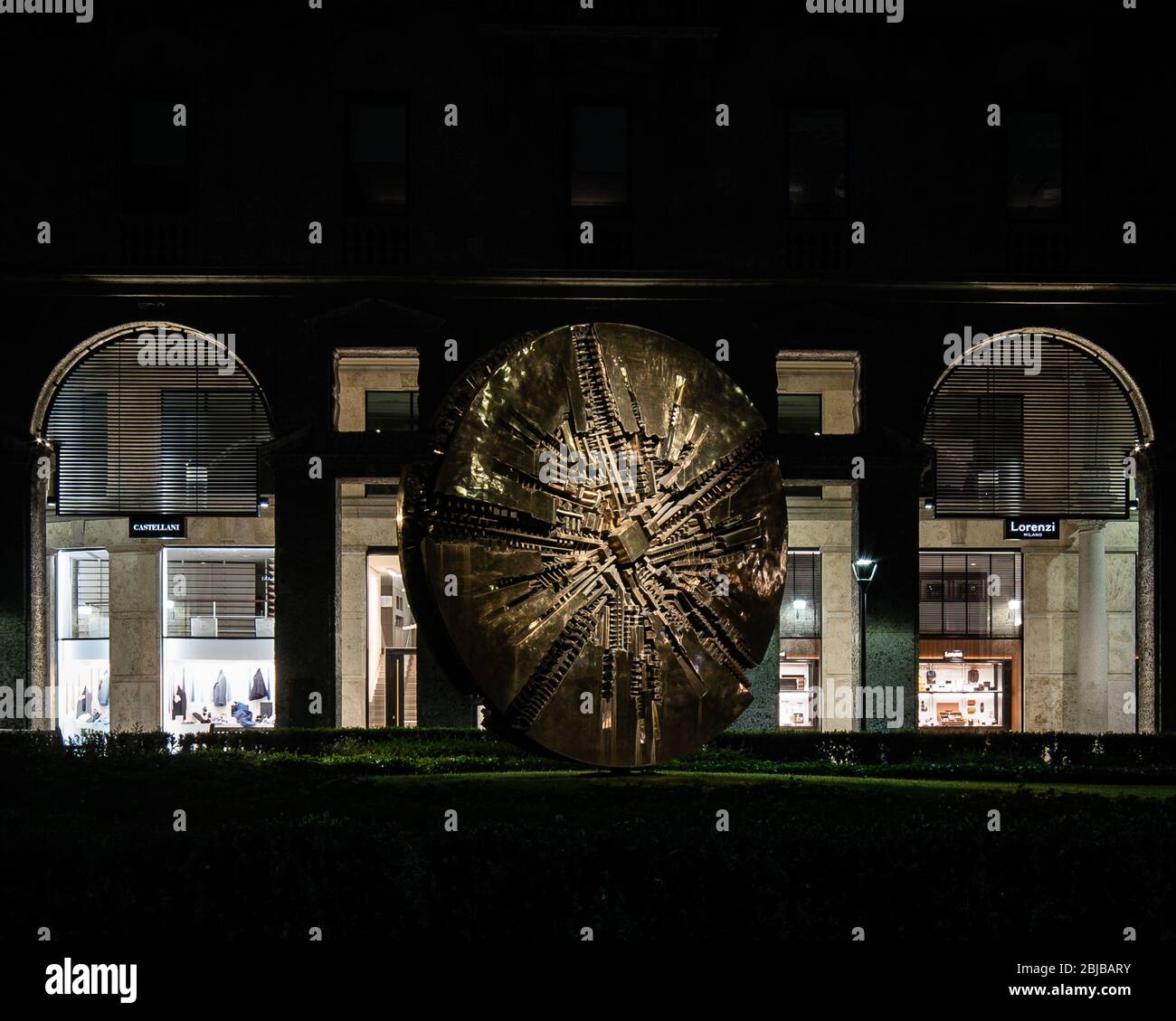Milan does not turn off the lights. Pomodoro sculpture in Piazza Meda ...